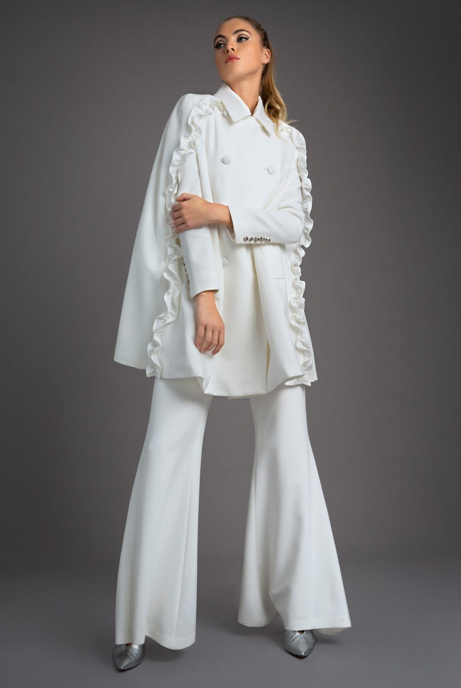 White double-breasted ruffle cape - Martha Debayle